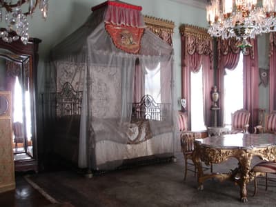 Discover the Opulent Red Room in Dolmabahce Palace