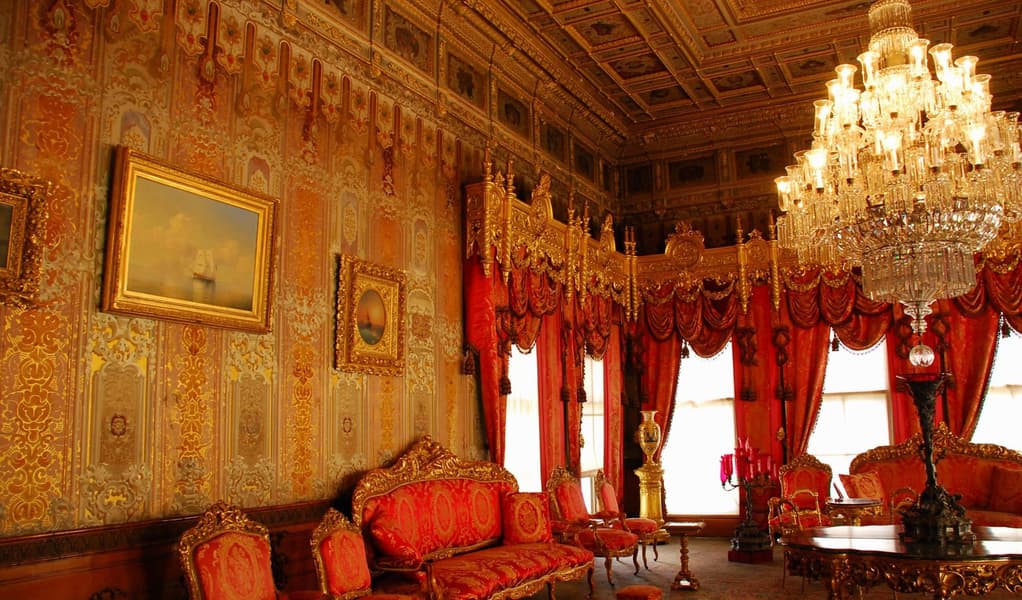Discover the Opulent Red Room in Dolmabahce Palace