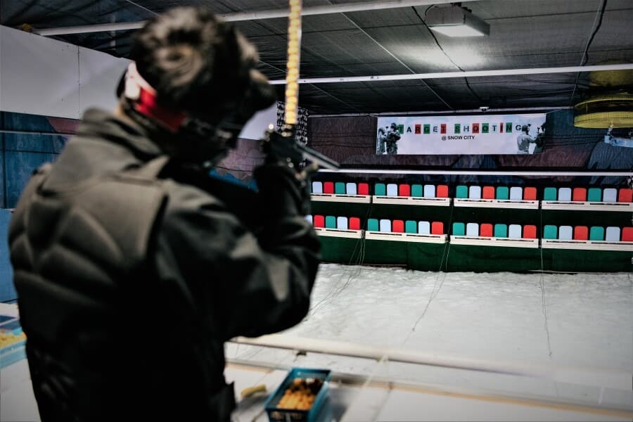 Winter Shooting Arena: Conquer the Cold in Epic Battles!